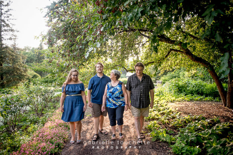 Loewen Family Photos at Assiniboine Park - Gabrielle Touchette Photography